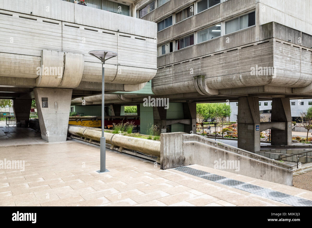 Residential apartment complex la hi-res stock photography and images ...