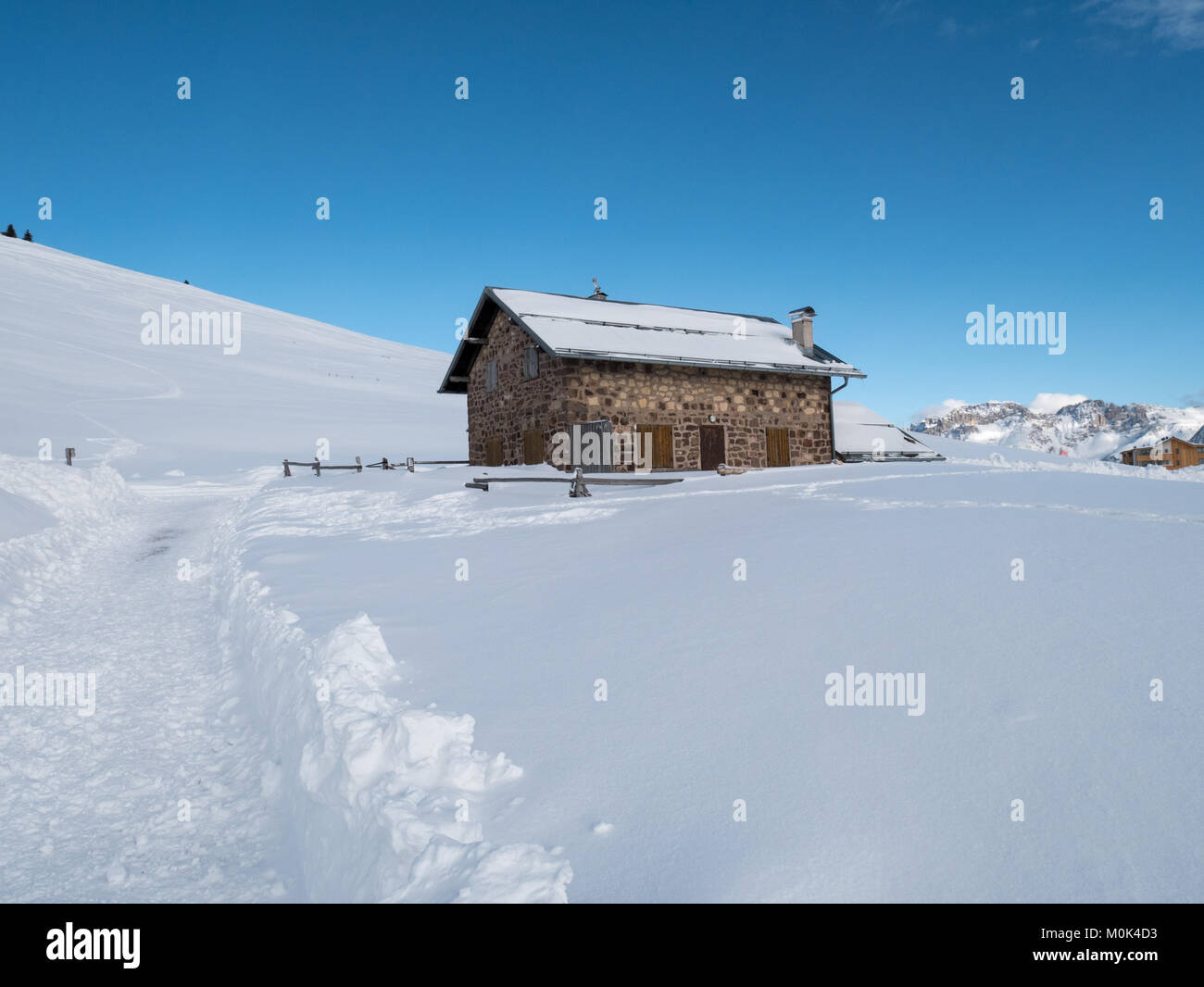 Baita di montagna hi-res stock photography and images - Alamy