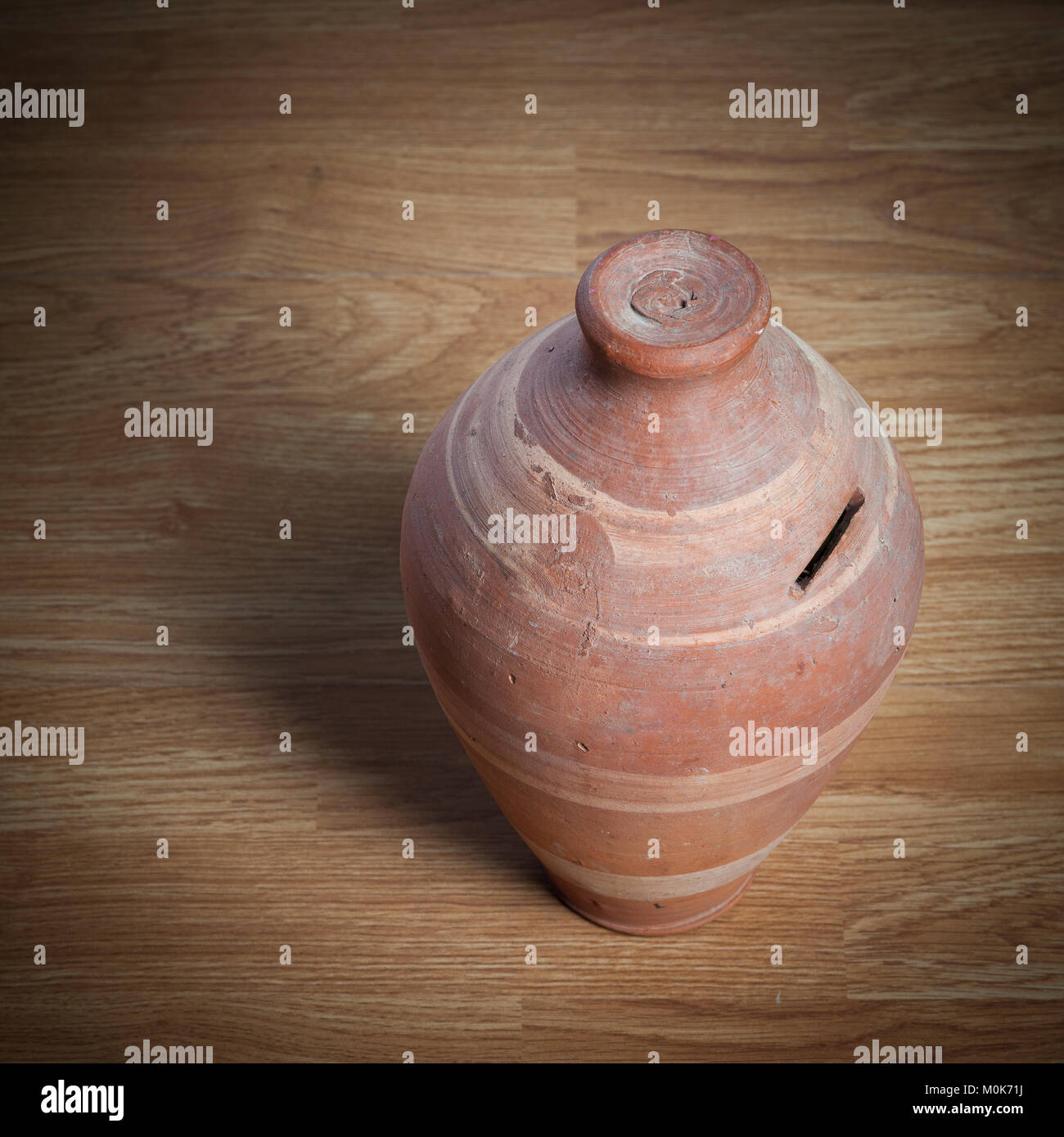 Money box with saudi riyal banknotes Stock Photo - Alamy