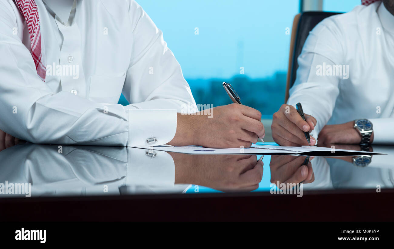 Signing hands hi-res stock photography and images - Alamy