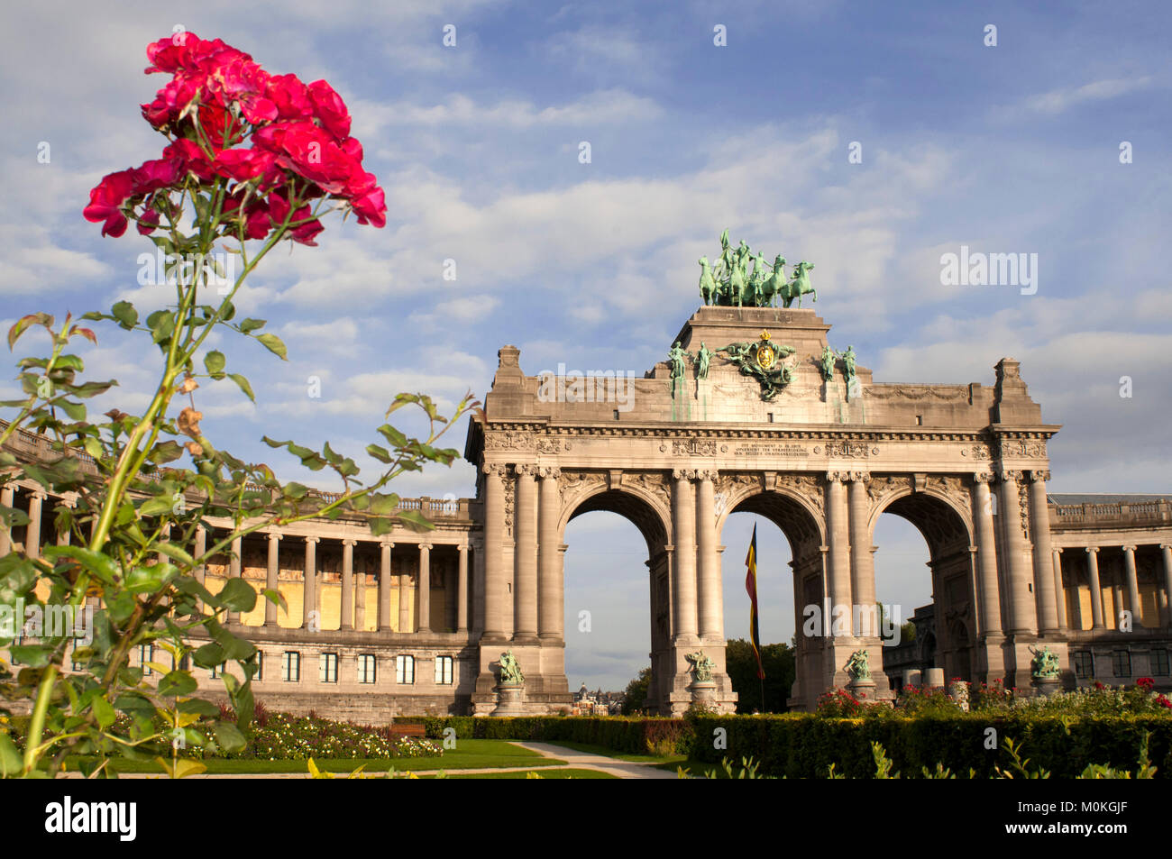Modern triumphal arch hi-res stock photography and images - Alamy