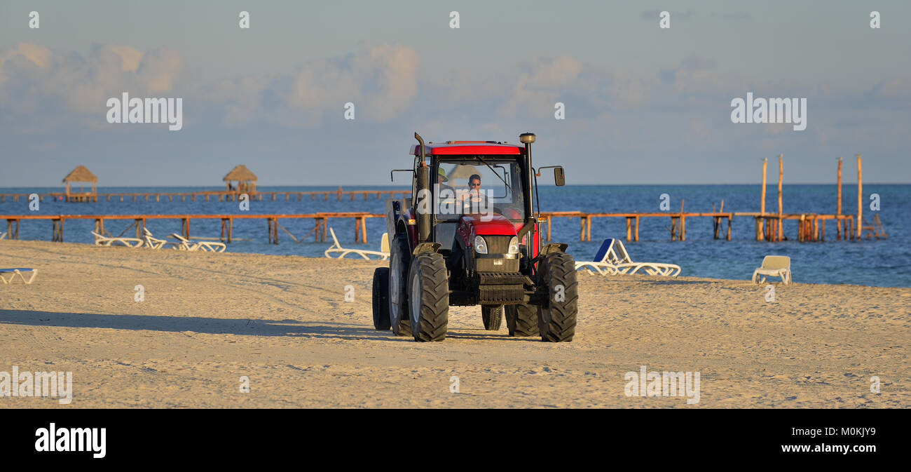 Tractor with beach cleaner hi-res stock photography and images - Alamy