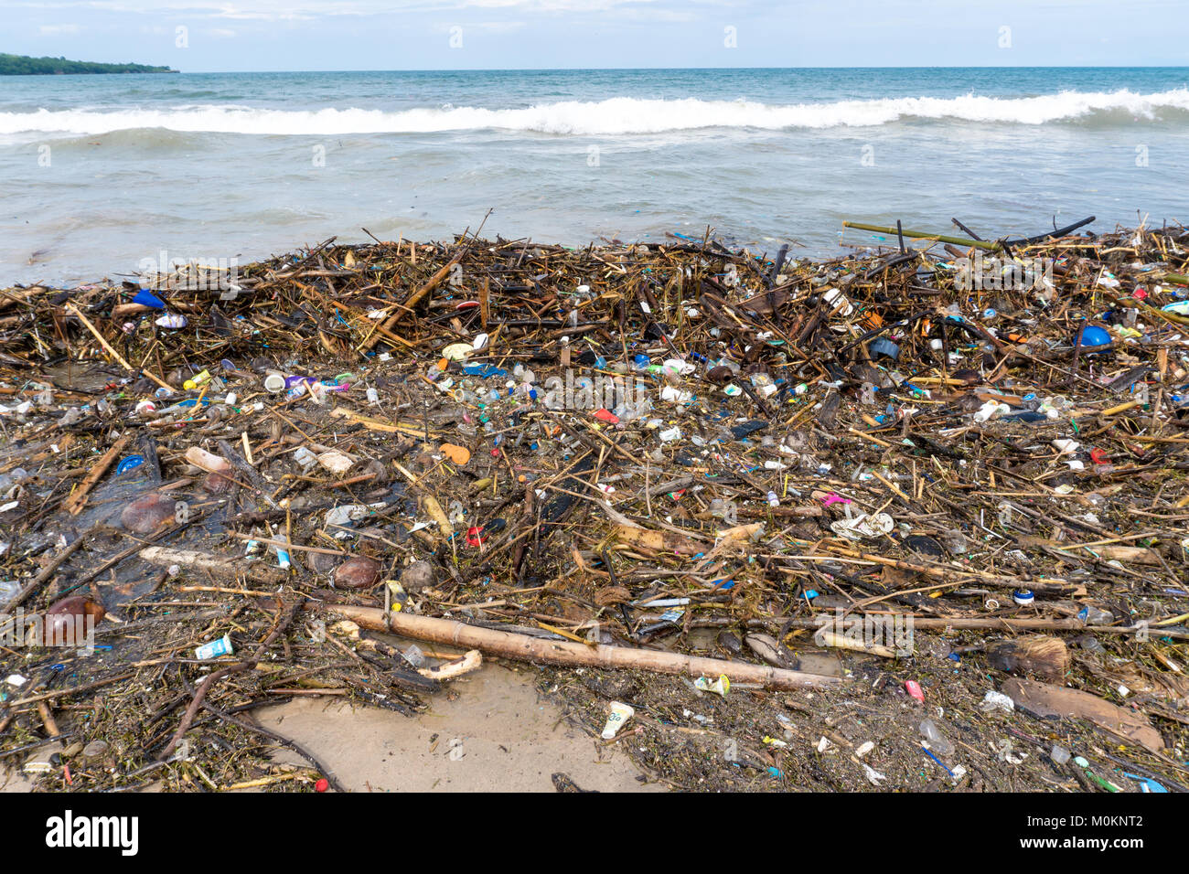 Beach Garbage. Rubbish washed up on shore line Stock Photo - Alamy