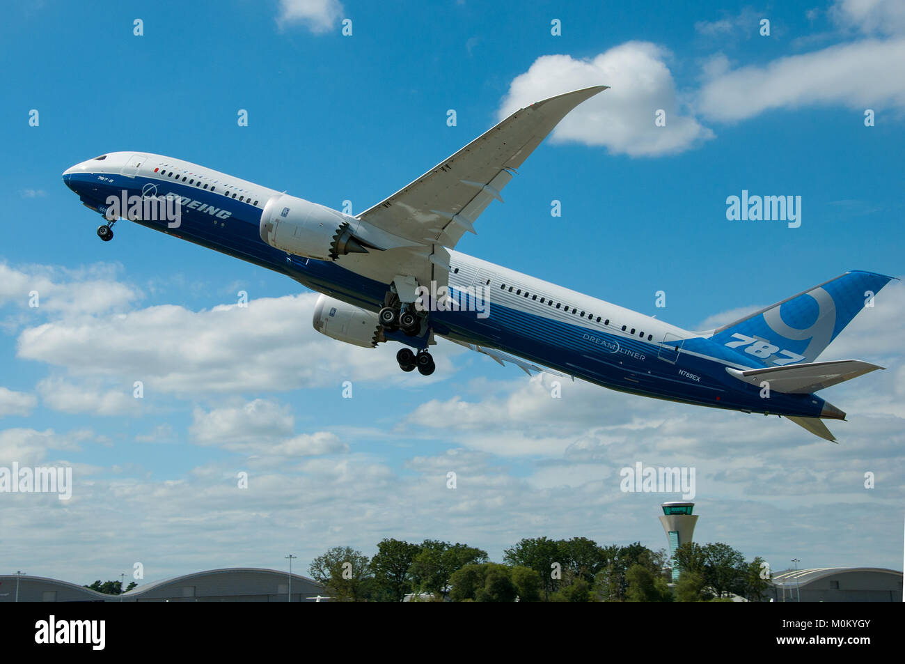 Boeing 787 Dreamliner taking off at Farnborough International Airshow ...