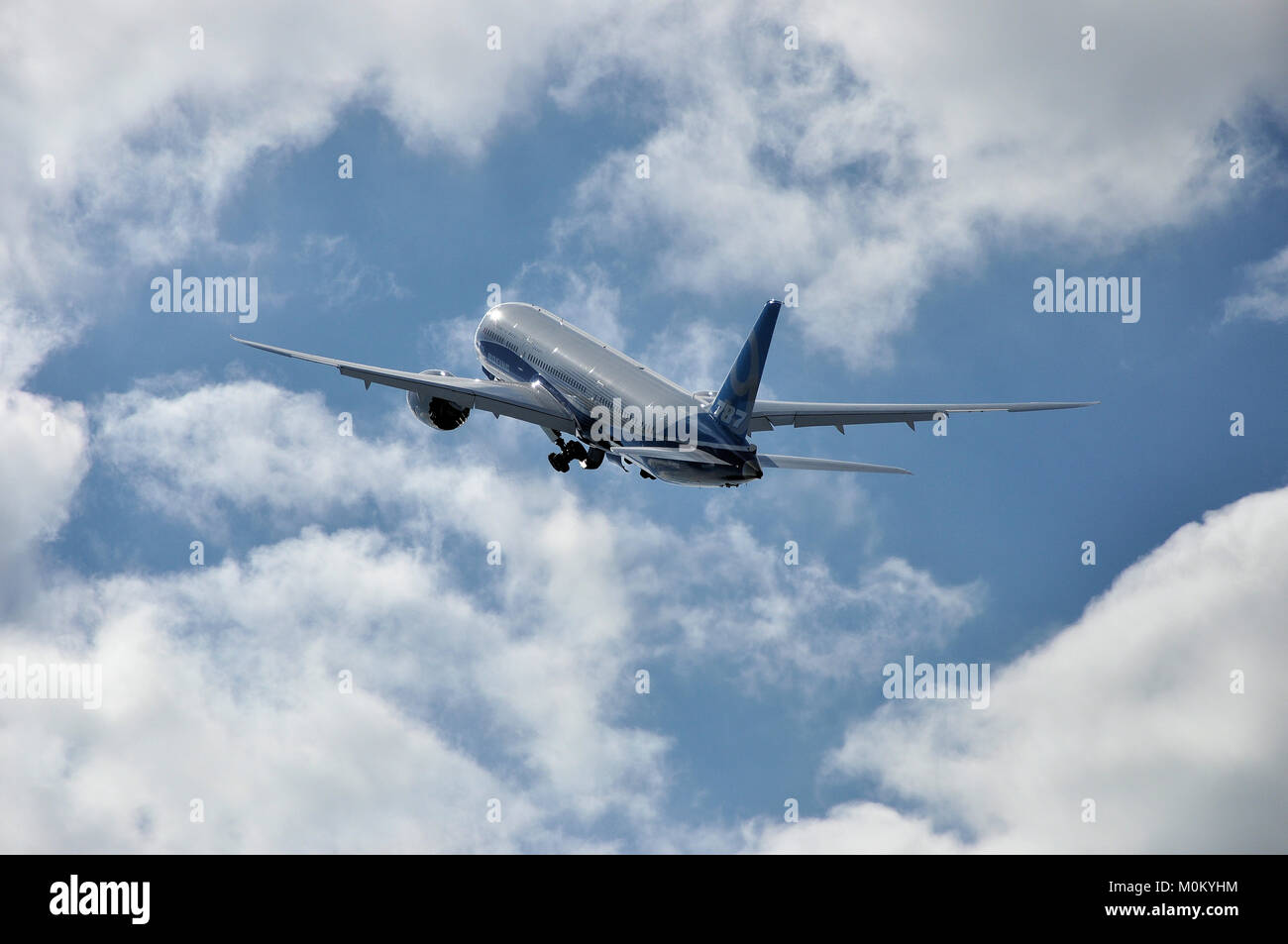 Boeing 787 Dreamliner taking off at Farnborough International Airshow ...