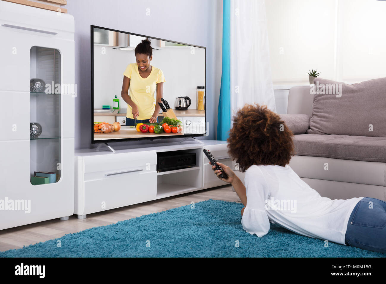 Lady watching tv hi-res stock photography and images - Alamy