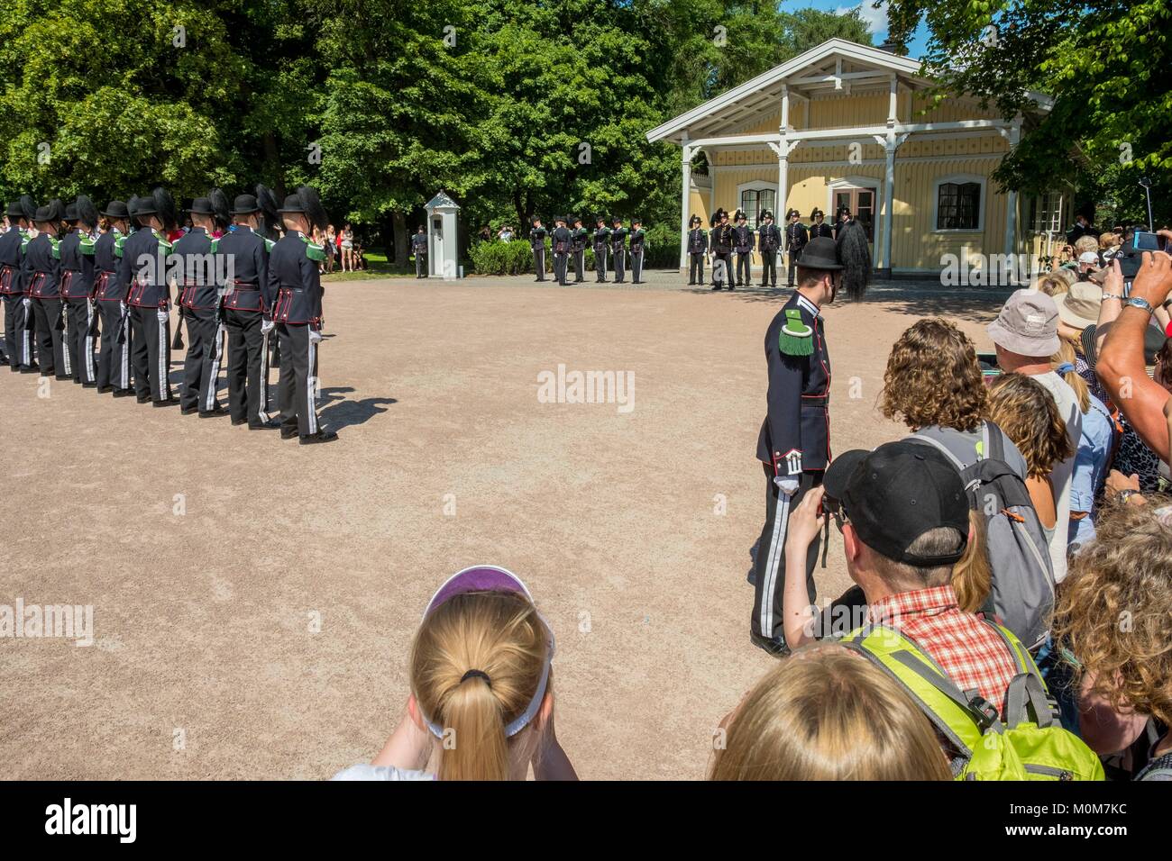 Europe norway royal palace guard hi-res stock photography and images ...
