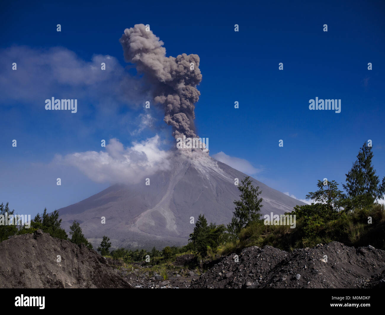 Daraga, Albay, Philippines. 23rd Jan, 2018. The Mayon volcano erupts ...