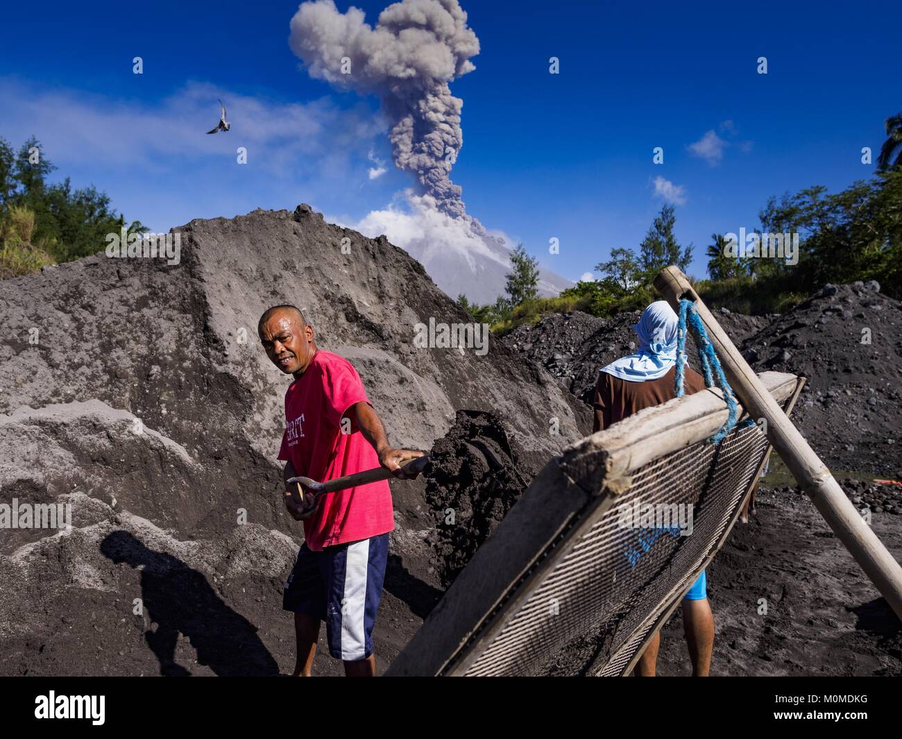 Daraga, Albay, Philippines. 23rd Jan, 2018. Sand and gravel miners work ...