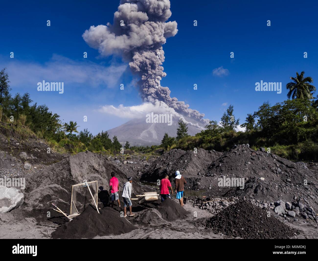 Daraga, Albay, Philippines. 23rd Jan, 2018. Sand and gravel miners work ...
