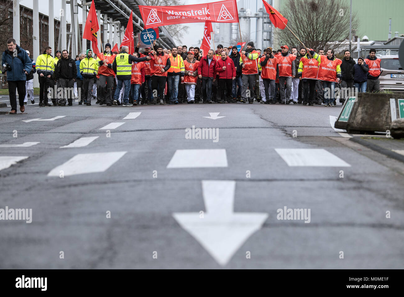 Cologne, Germany. 23rd Jan, 2018. Ford workers participate in a warning ...