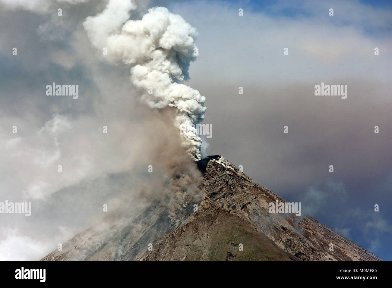 Albay, The Philippines. 23rd Jan, 2018. Ash plumes rise from the crater ...