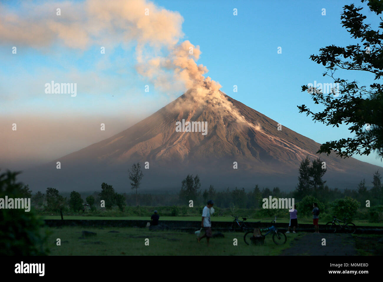 Albay, The Philippines. 23rd Jan, 2018. Residents watch the ash plumes ...