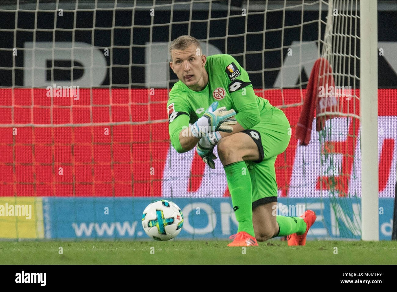 Moenchengladbach, Deutschland. 19th Jan, 2016. goalwart Robin ZENTNER ...
