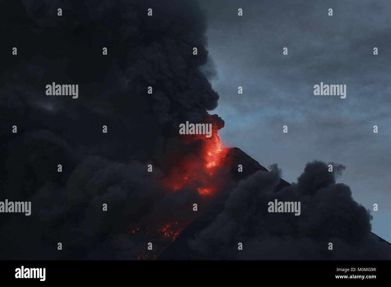 Albay, Philippines. 23rd Jan, 2018. The glowing lava flows from the ...