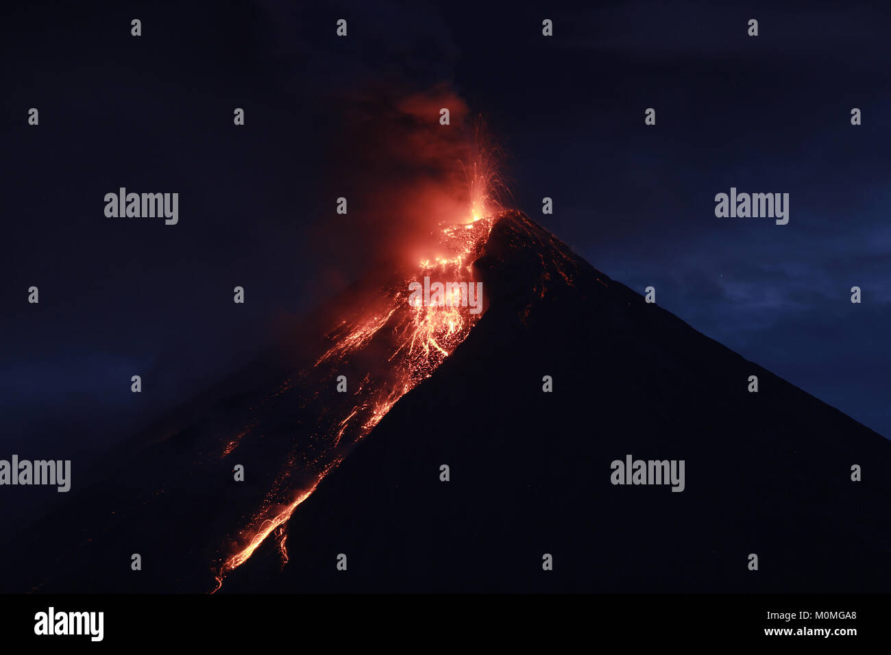 Albay, Philippines. 23rd Jan, 2018. The glowing lava flows from the ...