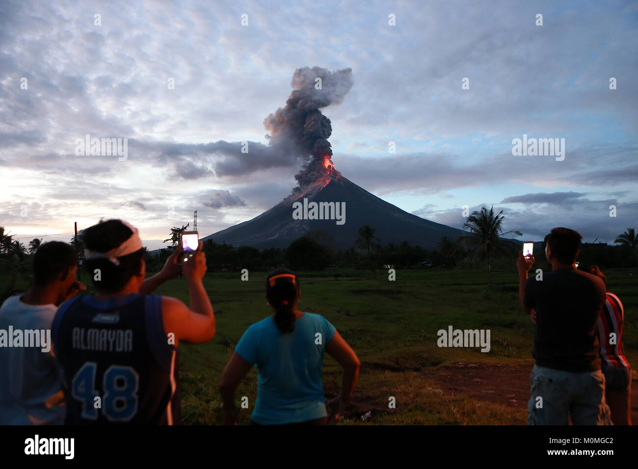 Albay, Philippines. 23rd Jan, 2018. Residents watch the glowing lava ...