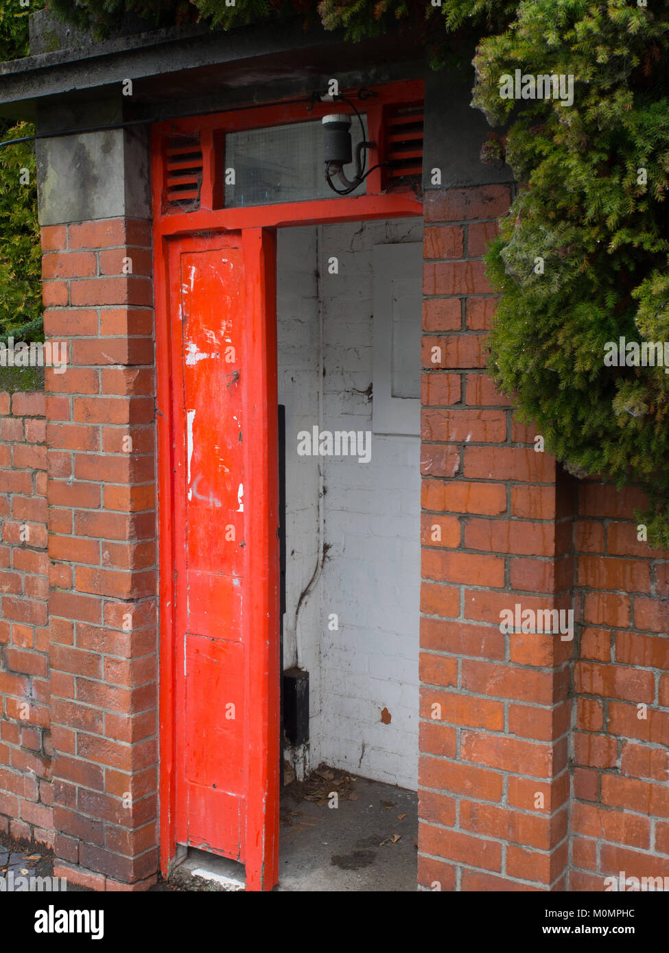 Red phone booth hi-res stock photography and images - Alamy