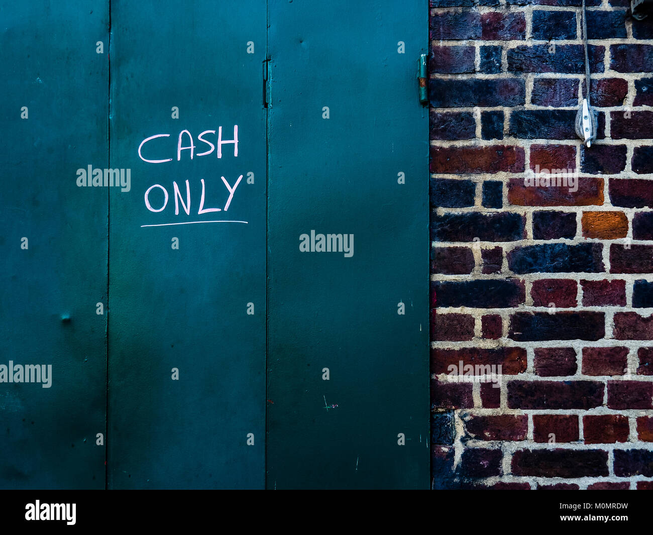 Cash only sign shop hi-res stock photography and images - Alamy