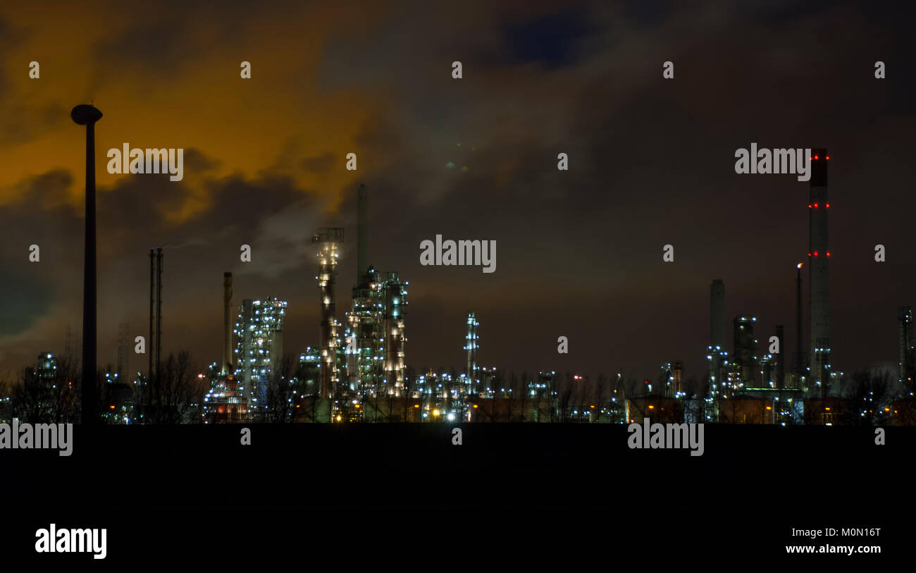 refinery by night skyline Stock Photo - Alamy