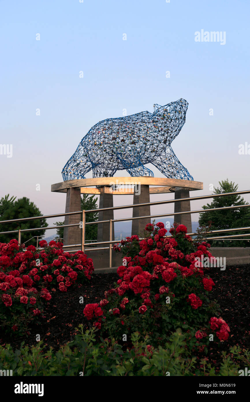 Sunrise over the Grizzly Bear sculpture, Stuart park, City Art Trail ...
