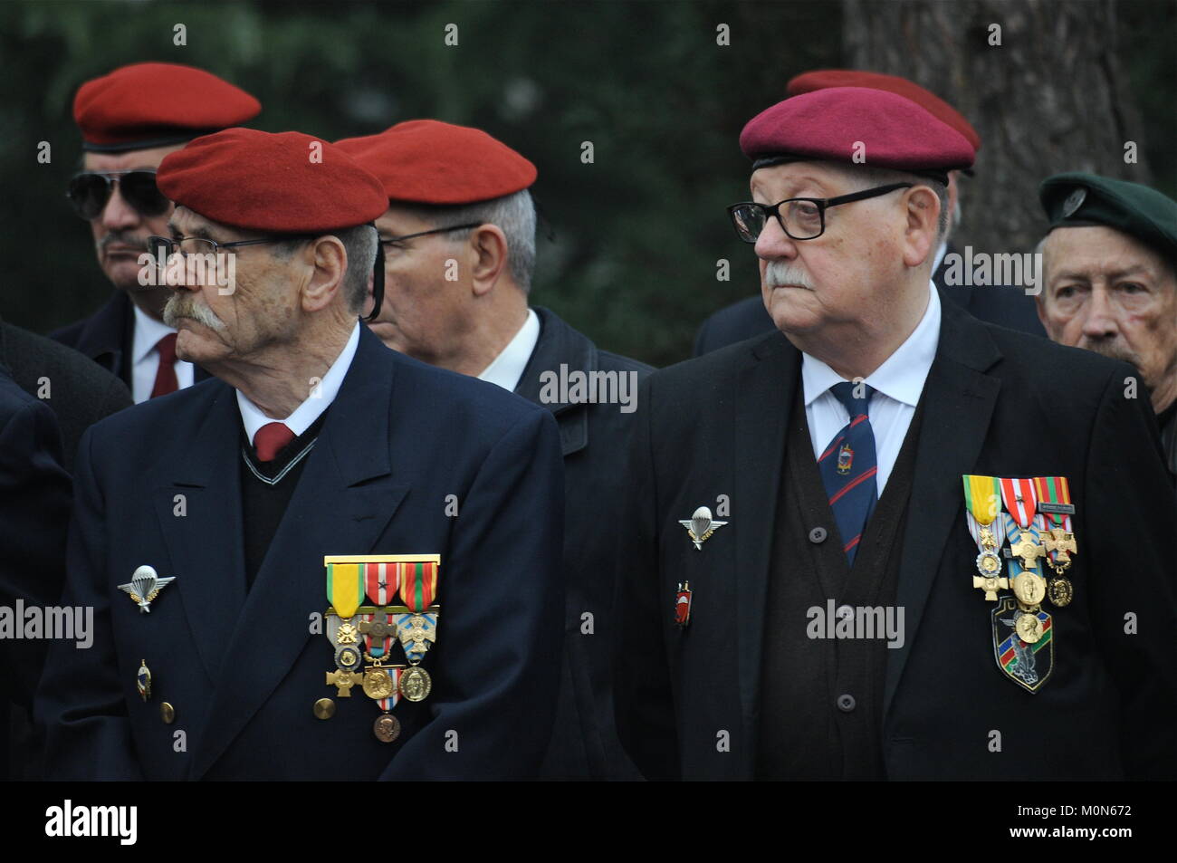 Parachutistes hi-res stock photography and images - Alamy