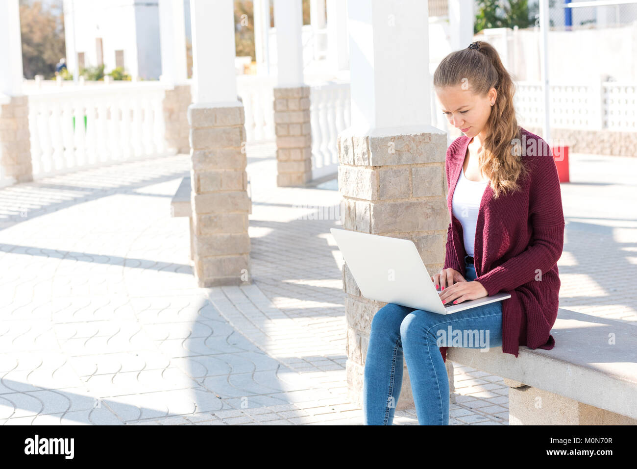 Working outdoor laptop hi-res stock photography and images - Alamy