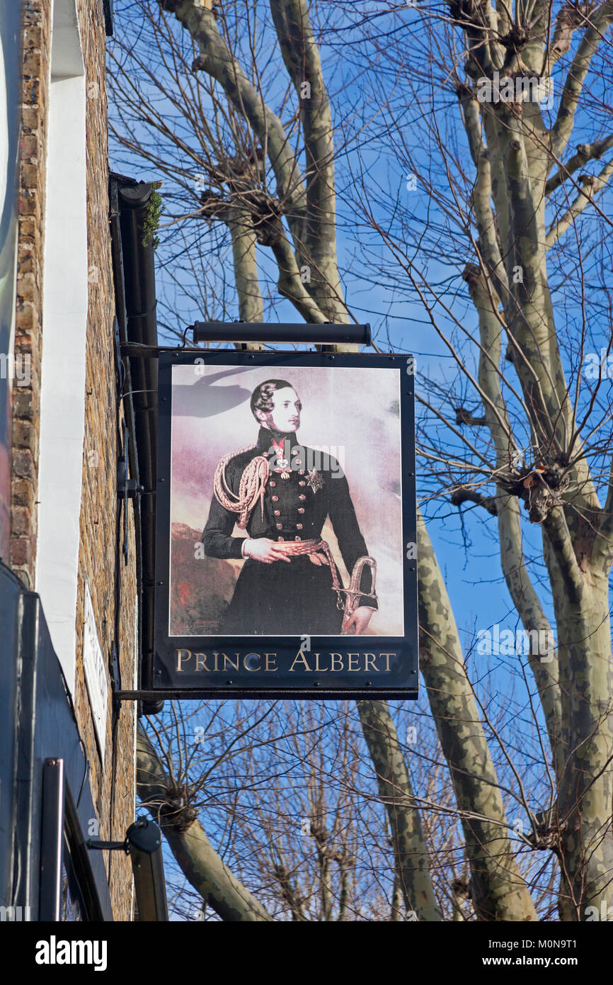 London, Southwark The Prince Albert public house in Bellenden Road ...