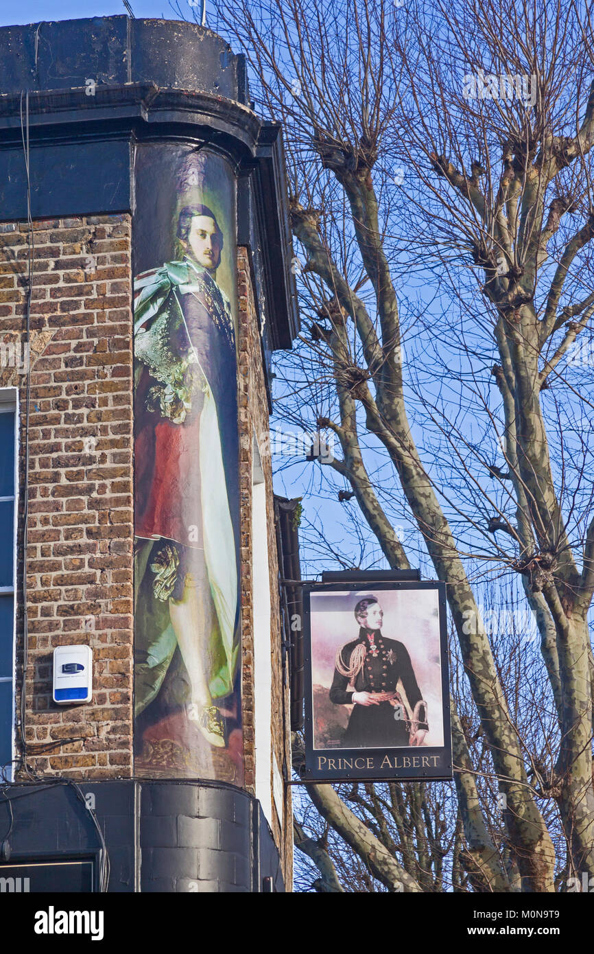 London, Southwark The Prince Albert public house in Bellenden Road ...