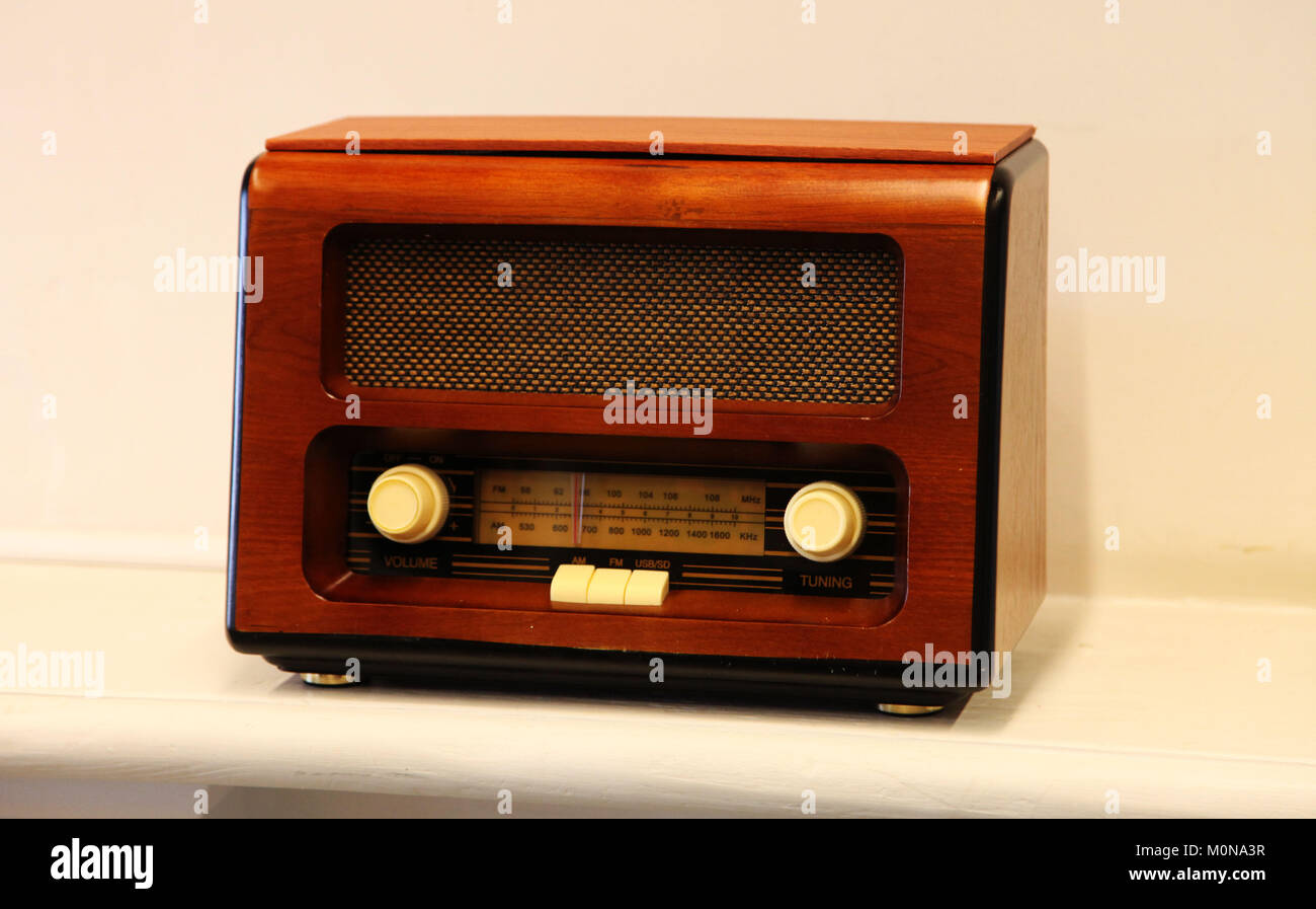 Old vintage radio collection hi-res stock photography and images - Alamy