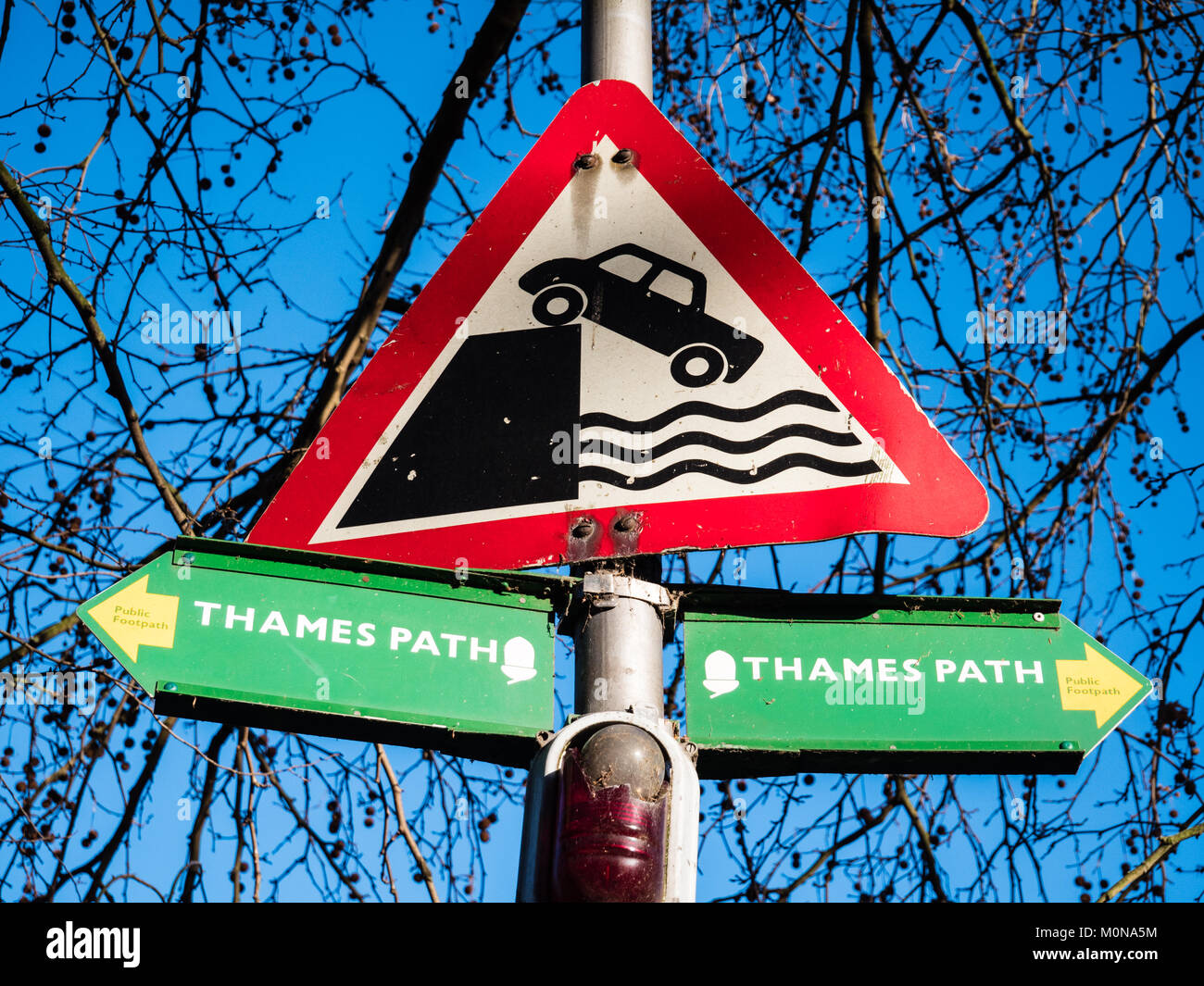 Thames Path Sign, Caversham Lock, River Thames, Reading, Berkshire ...