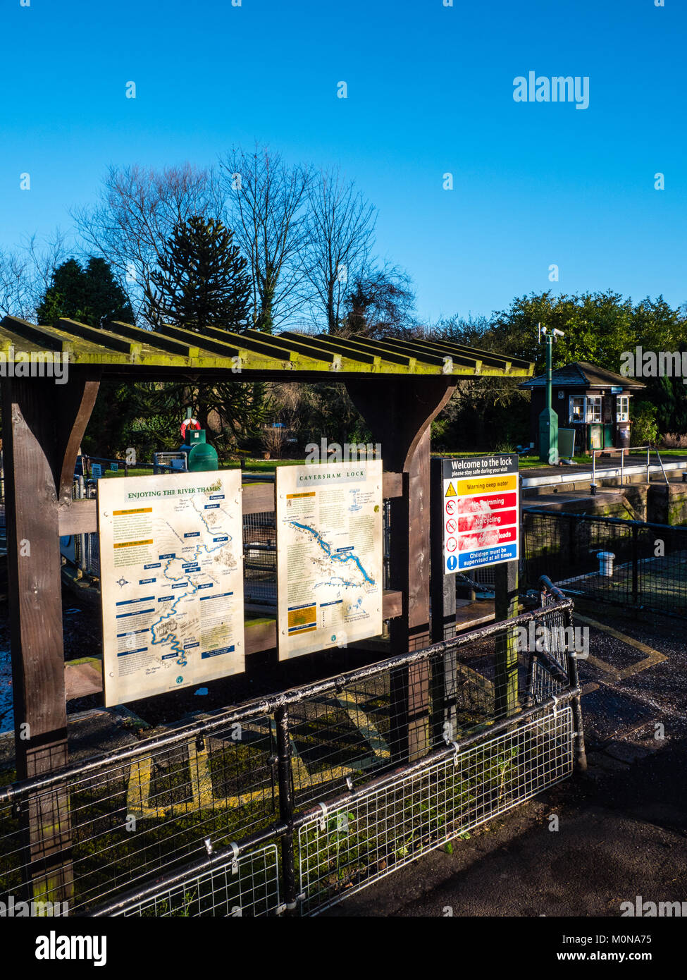 Reading uk caversham lock hi-res stock photography and images - Alamy