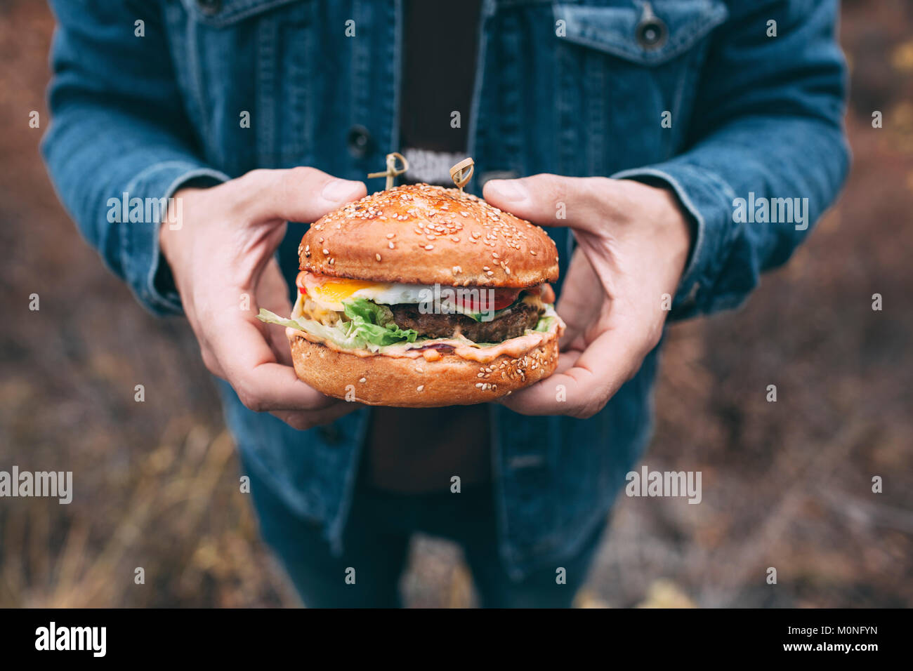 Hand burger hi-res stock photography and images - Alamy