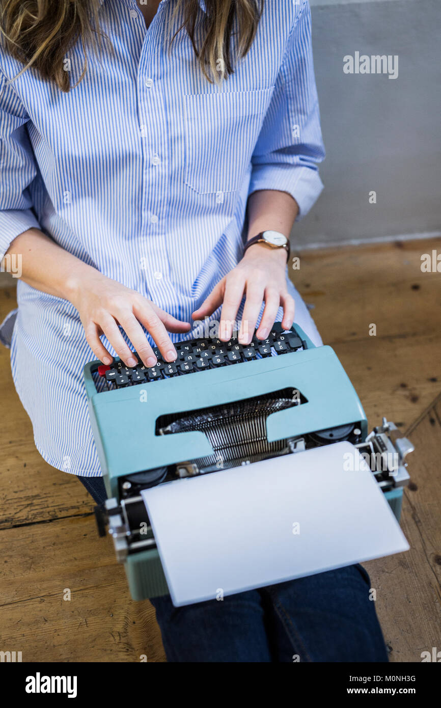 Typewriter vintage woman hi-res stock photography and images - Alamy