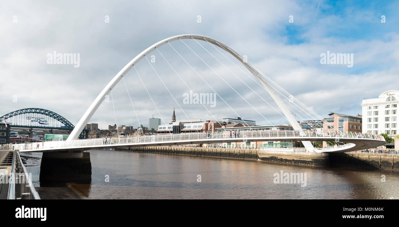 Gateshead millennium bridge over river tyne newcastle upon tyne tyne hi ...