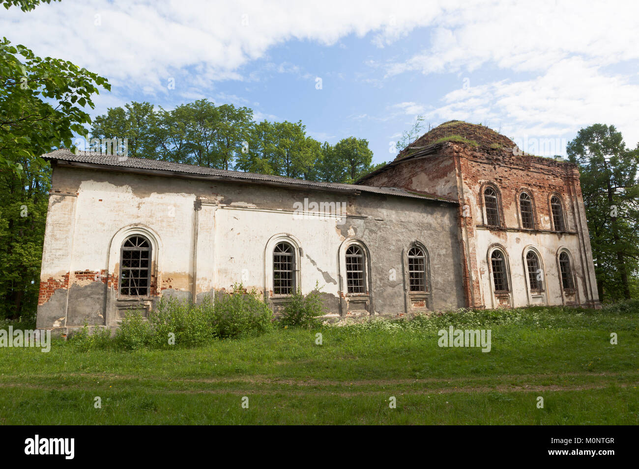 Crumbling Church of Resurrection in village Lipki, Verhovazhskogo ...