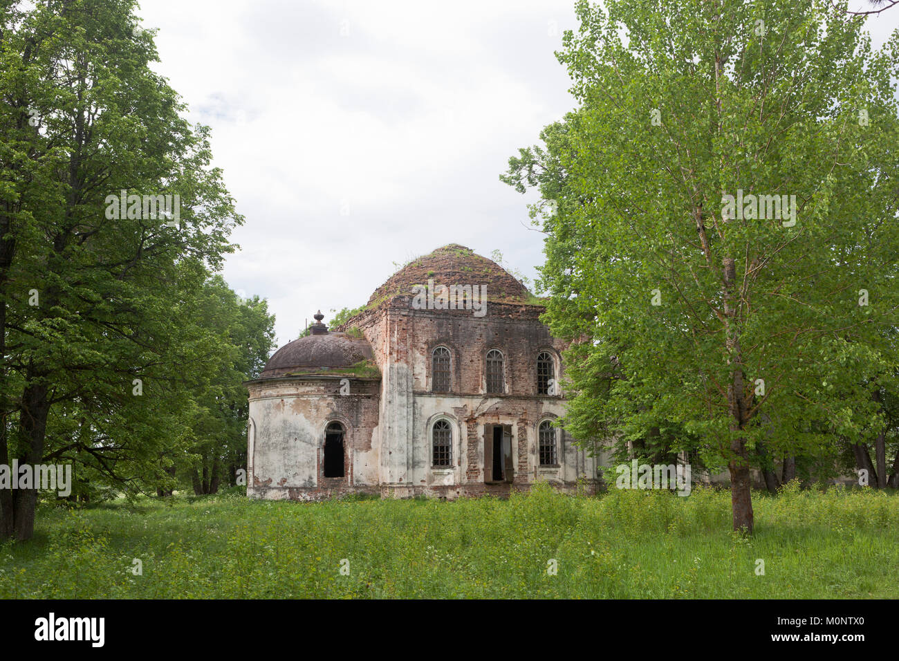 Crumbling Church of Resurrection in village Lipki, Verhovazhskogo ...