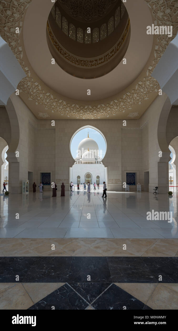 The architecture of the Sheikh Zayed Grand Mosque in Abu Dhabi, UAE ...