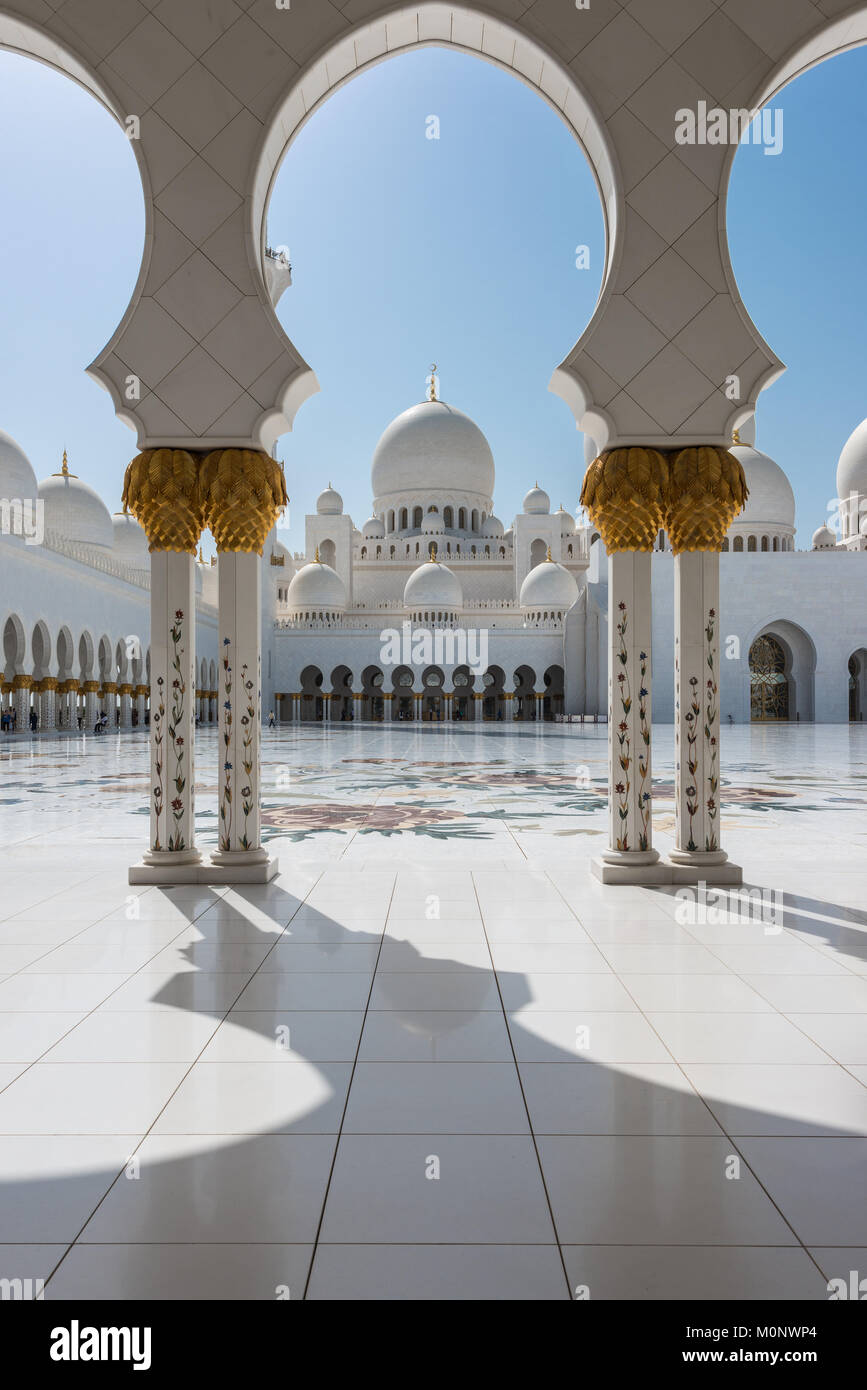 The architecture of the Sheikh Zayed Grand Mosque in Abu Dhabi, UAE ...