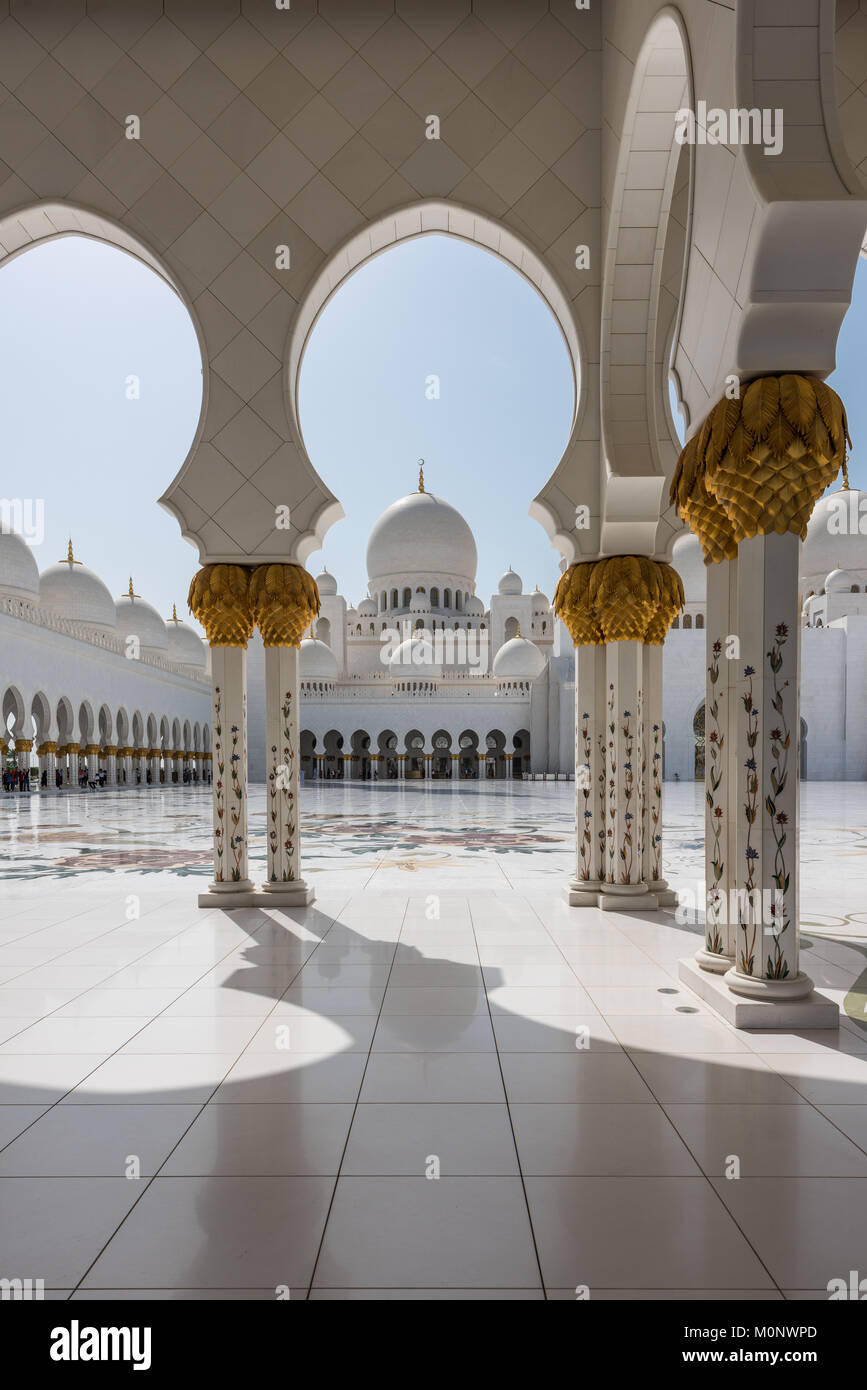 Sheikh zayed grand mosque hi-res stock photography and images - Alamy