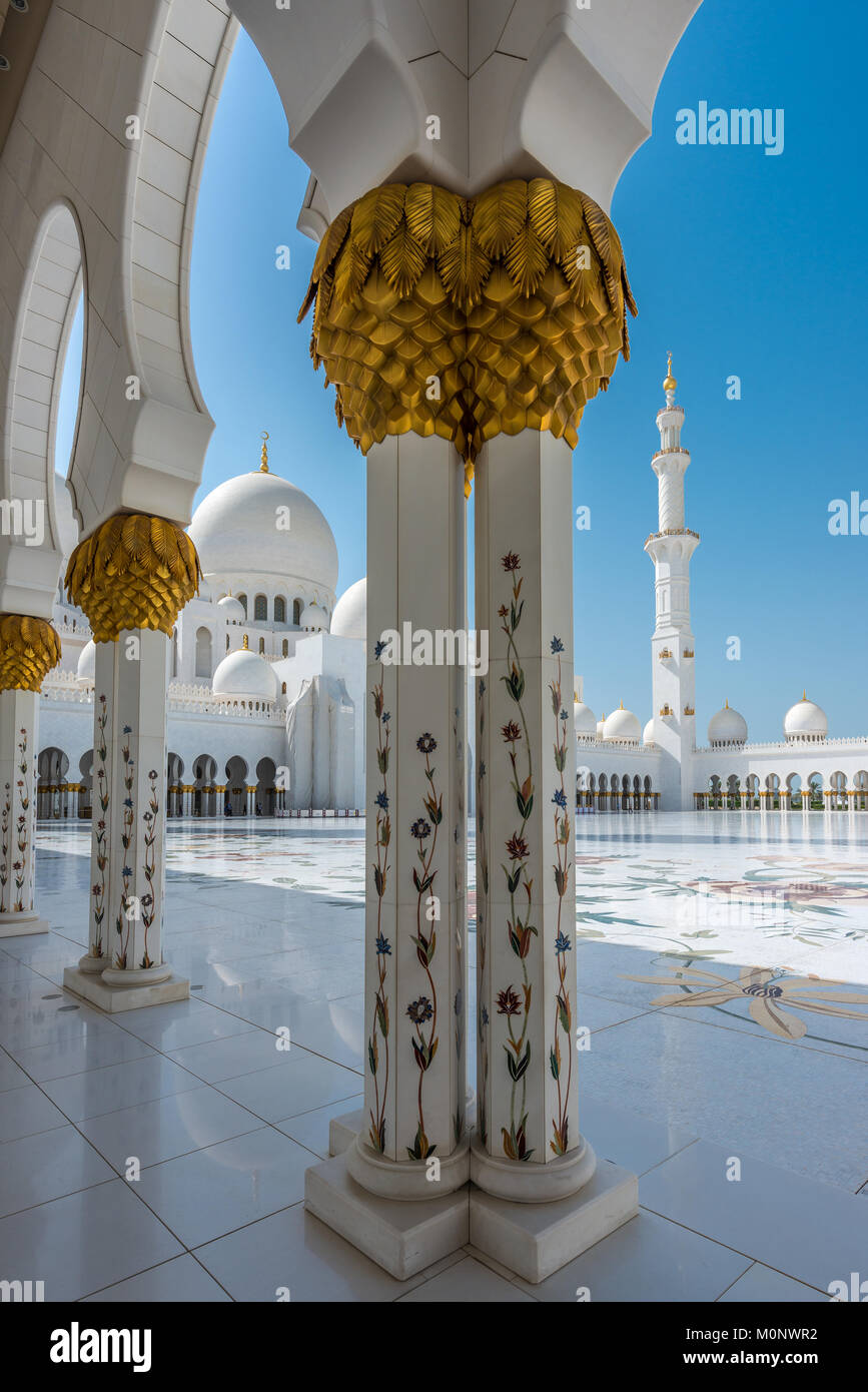 The architecture of the Sheikh Zayed Grand Mosque in Abu Dhabi, UAE ...