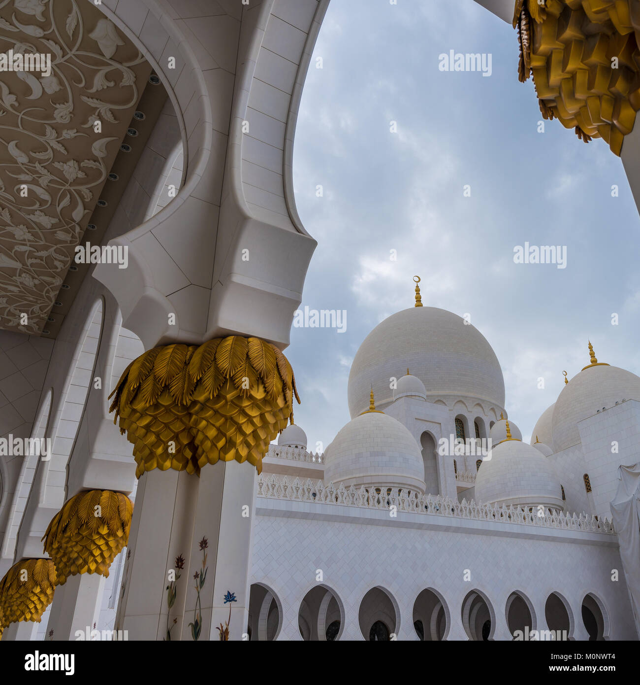 The architecture of the Sheikh Zayed Grand Mosque in Abu Dhabi, UAE ...