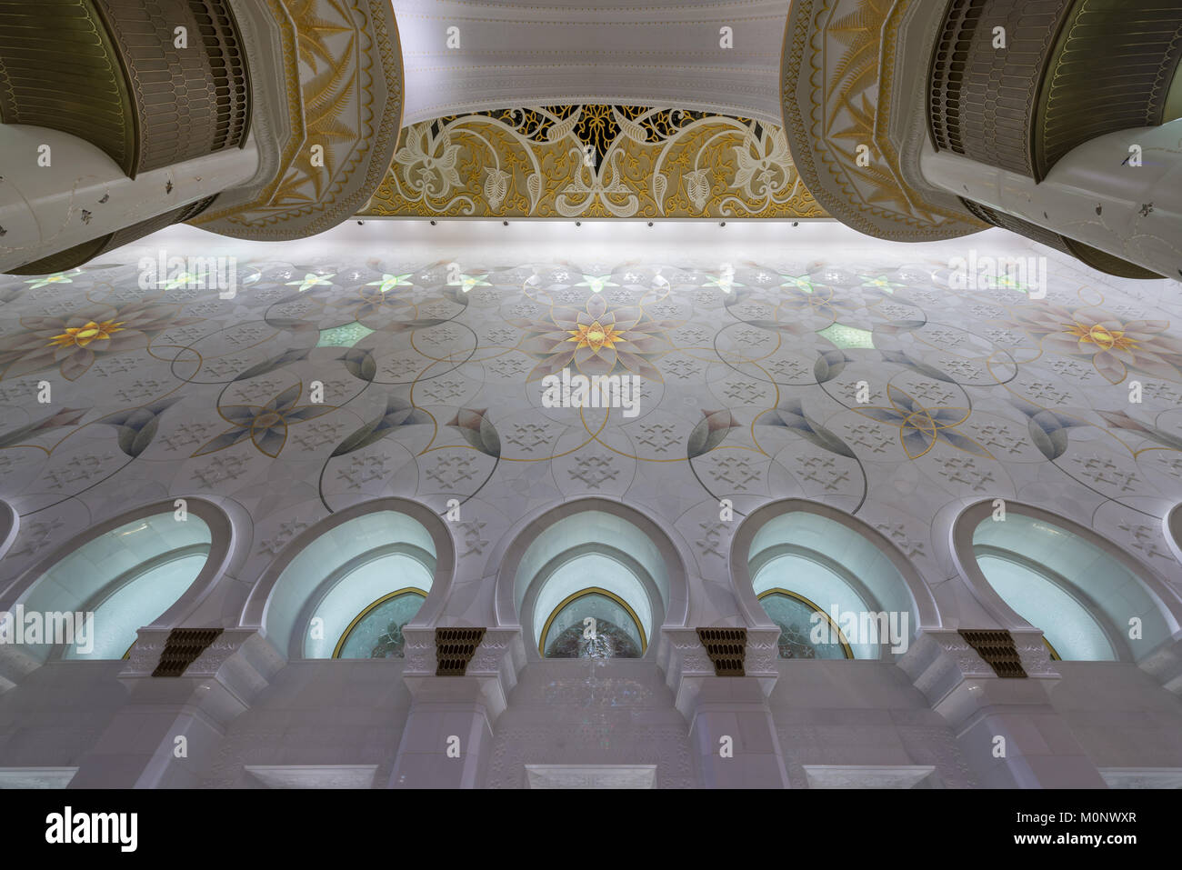 The architecture of the Sheikh Zayed Grand Mosque in Abu Dhabi, UAE ...