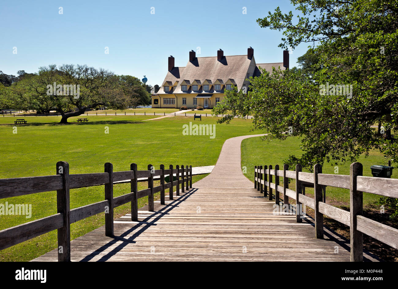 NC01403-00...NORTH CAROLINA - The historic Whalehead Club viewed from ...