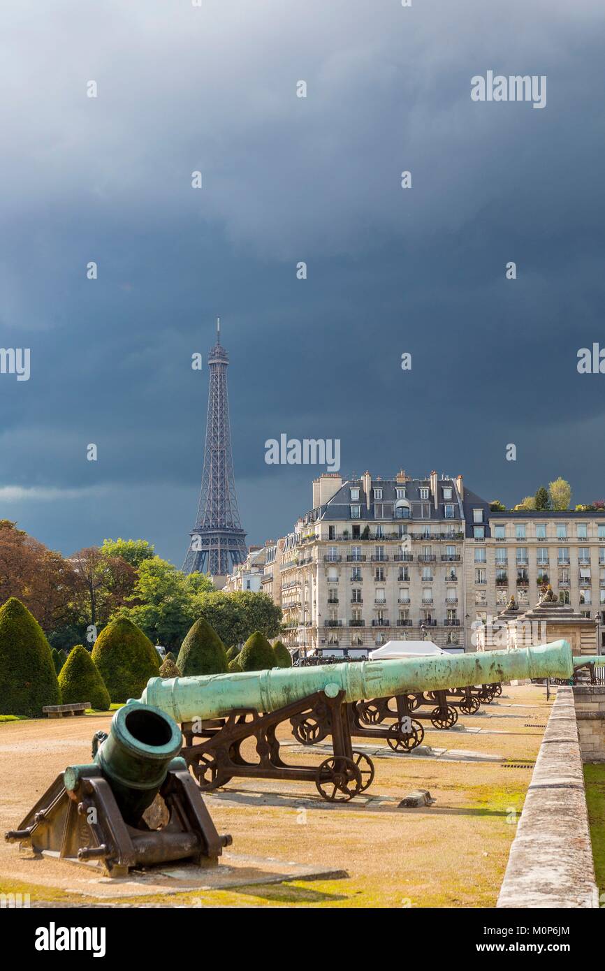 Paris invalides cannon artillery hi-res stock photography and images ...