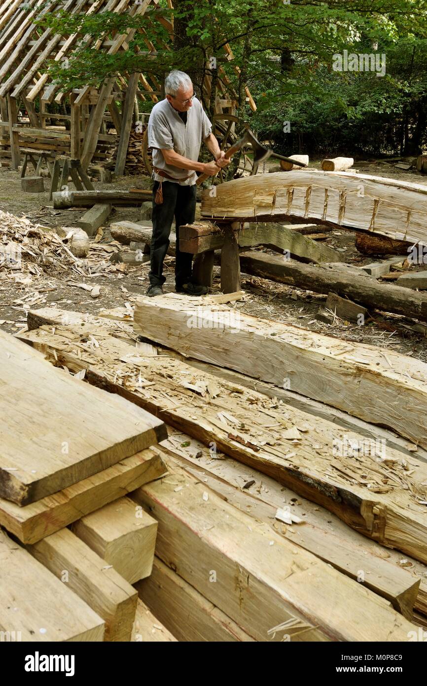 France,Yonne,Treigny,Guedelon castle,medieval building,carpenter Stock ...