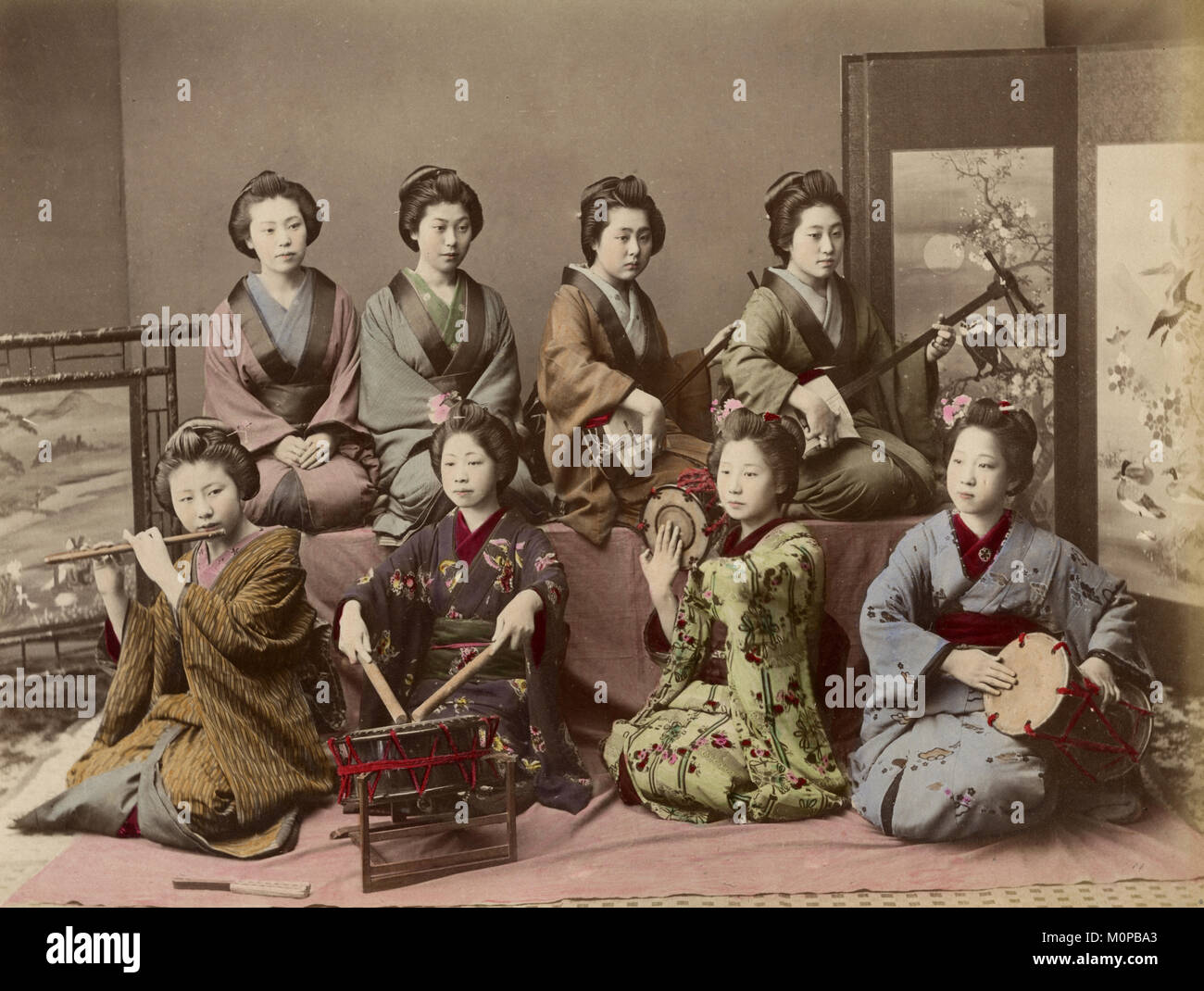 c. 1880s Japan - dancers and musicians Stock Photo - Alamy