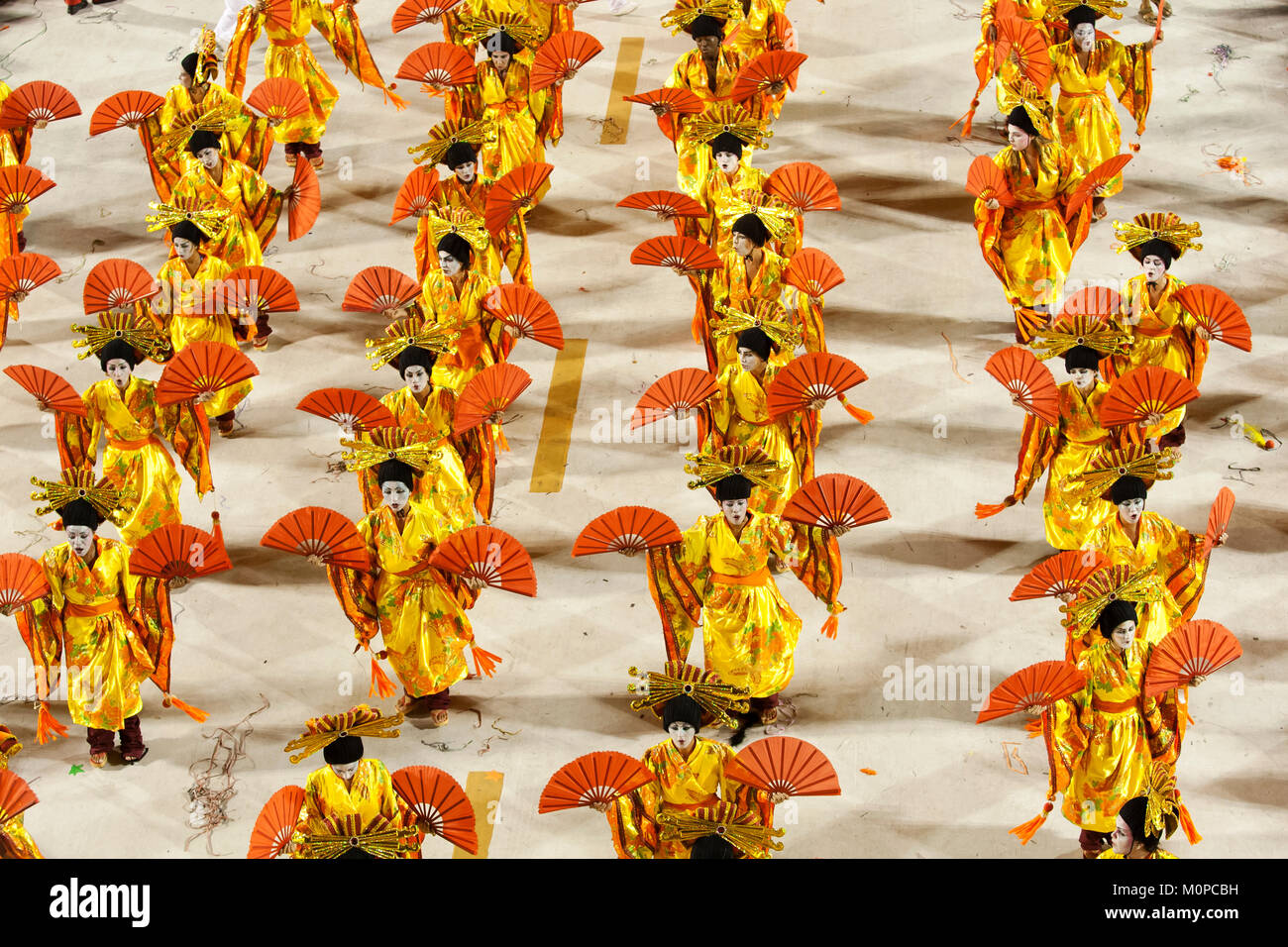 Samba school presentation at Sambodrome in Rio de Janeiro carnival ...