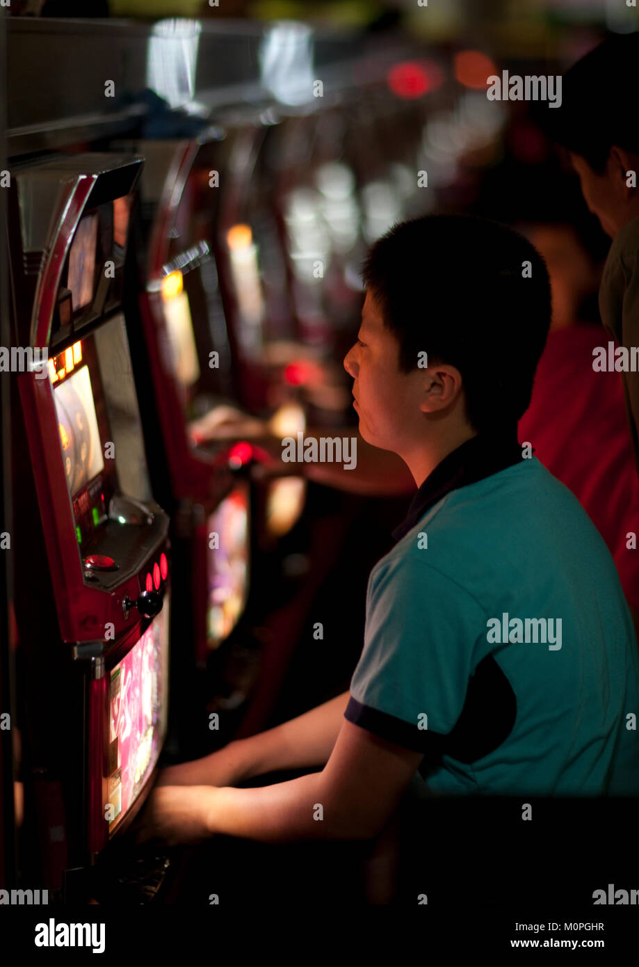 Playing the fruit machines hi-res stock photography and images - Alamy