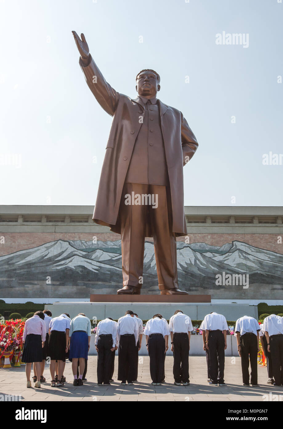 People bowing in front hi-res stock photography and images - Alamy